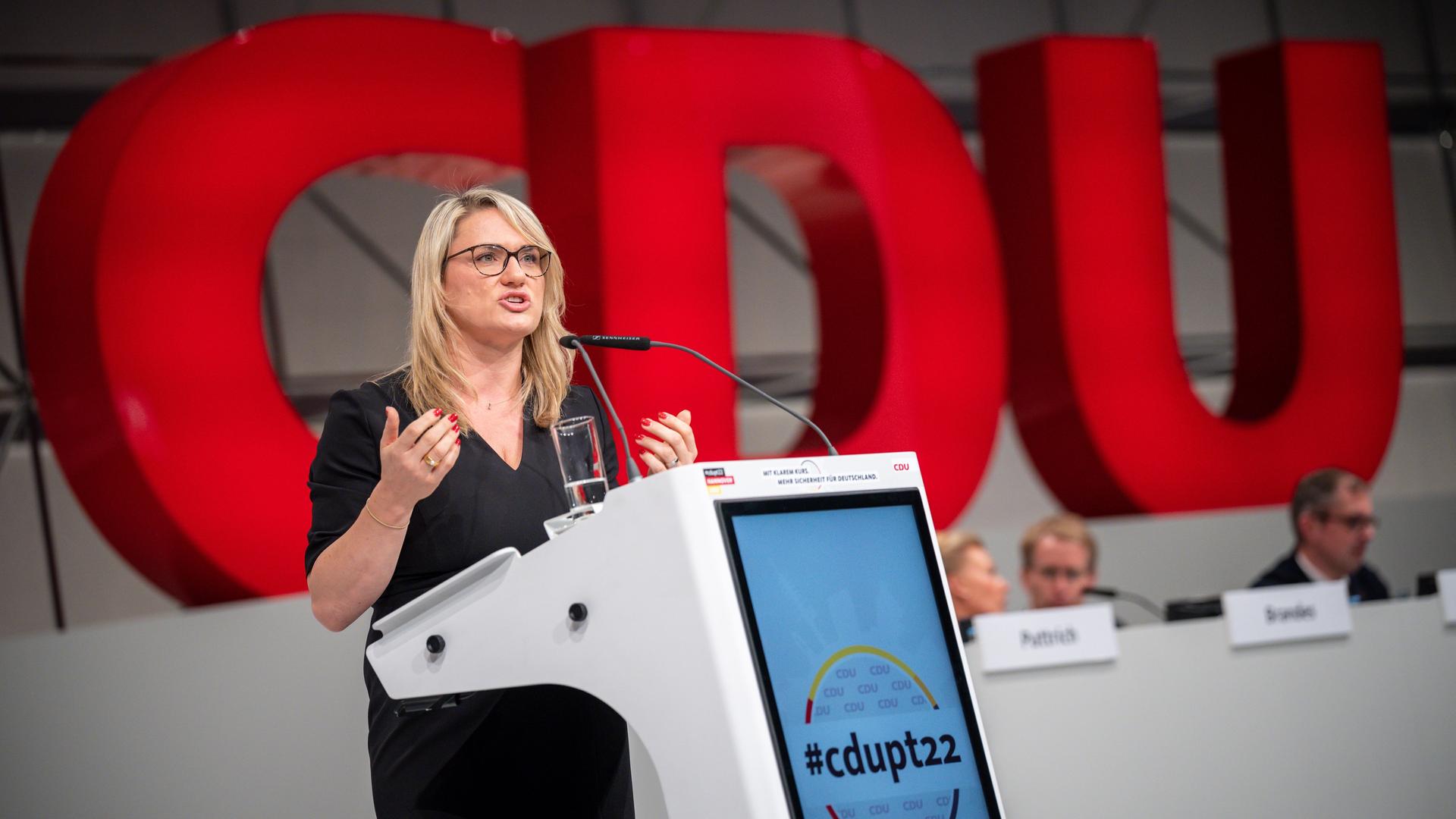 Parteitag in Hannover - Einführung der Frauenquote bringt CDU in ...