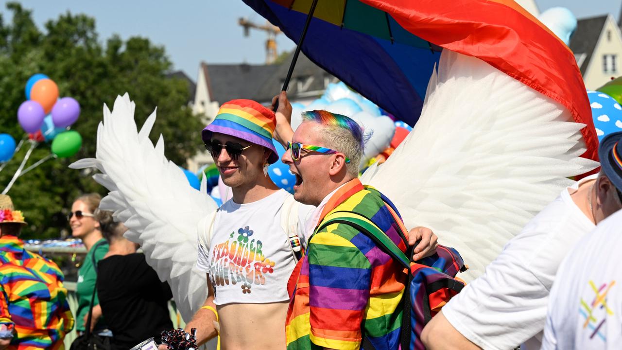 Zehntausende demonstrieren in Köln beim Christopher Street Day