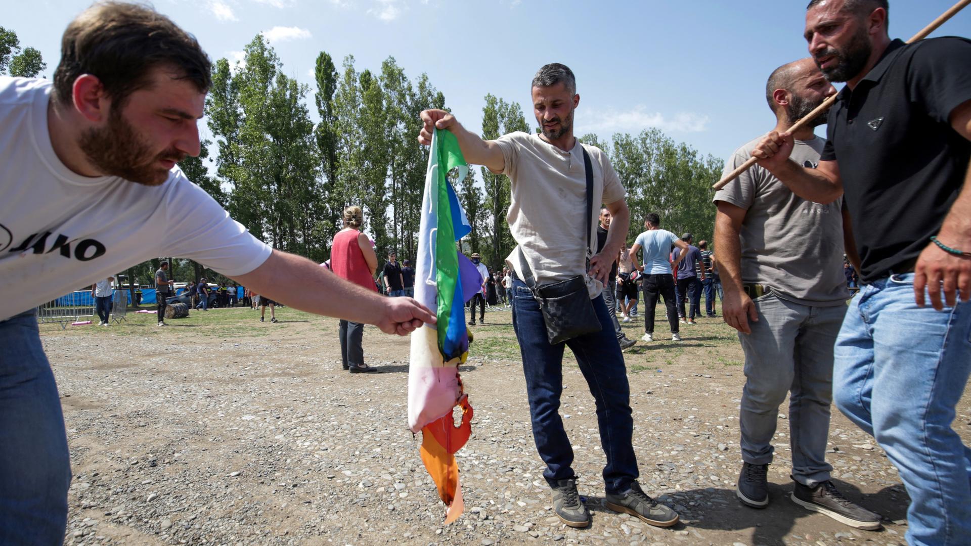 Nach Verwüstung des Pride-Festivals - Georgiens Präsidentin hebt ...