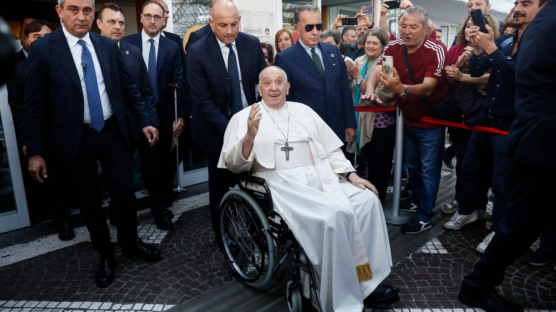 Rom - Papst Franziskus verlässt Klinik nach Operation