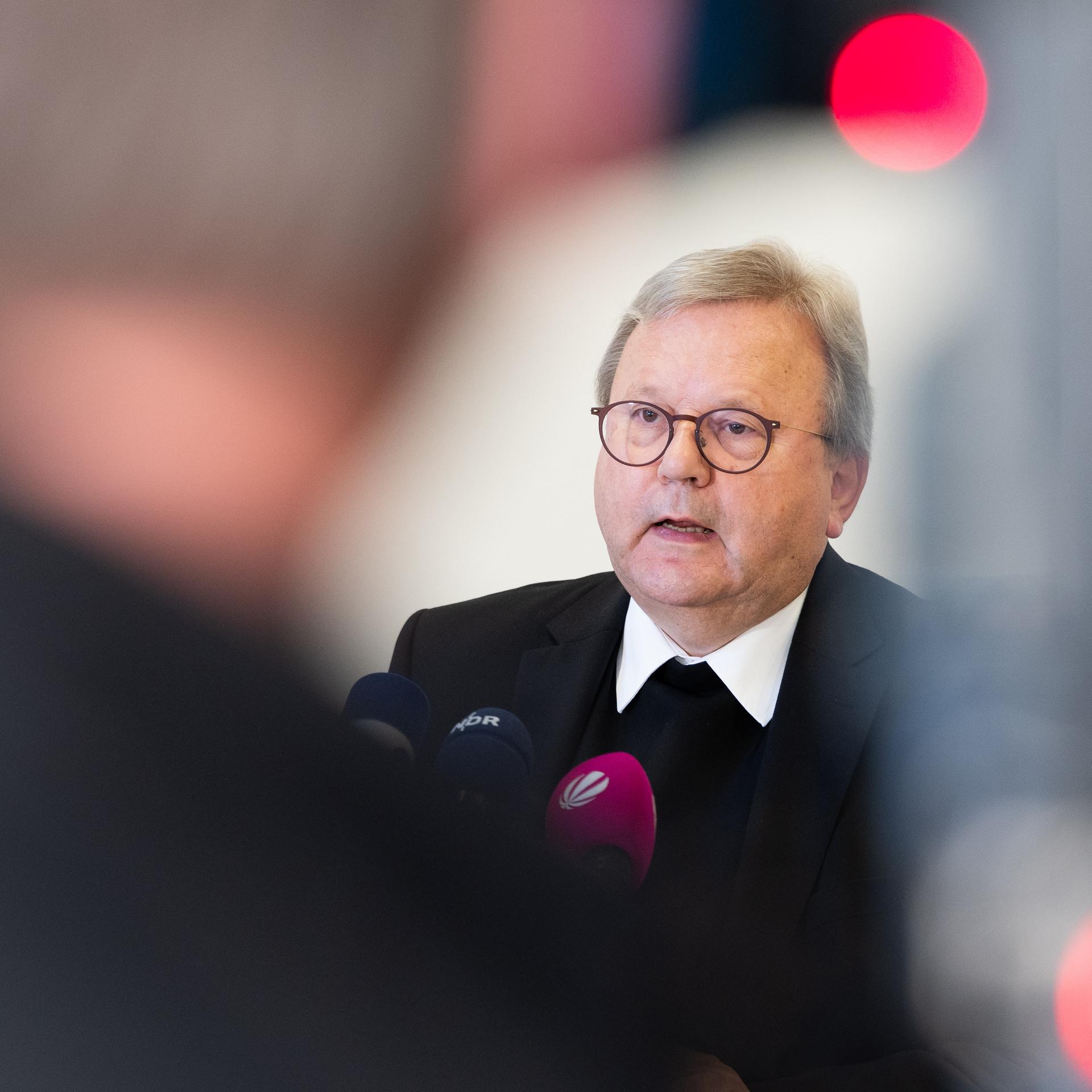 Bischof Franz-Josef Bode spricht bei einer Pressekonferenz über einen Zwischenbericht der ...
