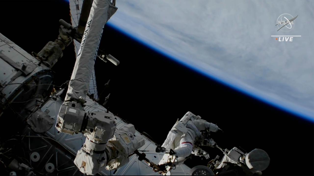 ISS - Mit Alper Gezeravci soll Ende des Jahres der erste Türke ins ...