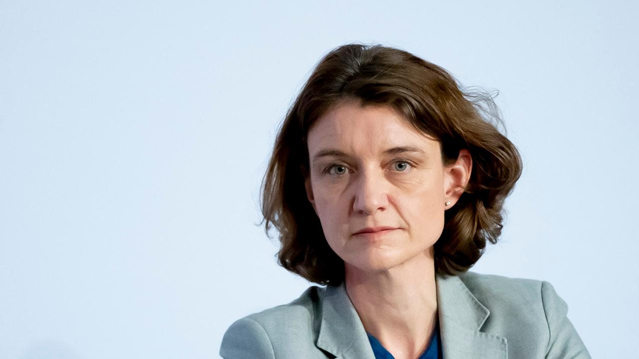 Europa-Gipfel mit 44 Staaten - Politologin Schwarzer: Gemeinsam über ...