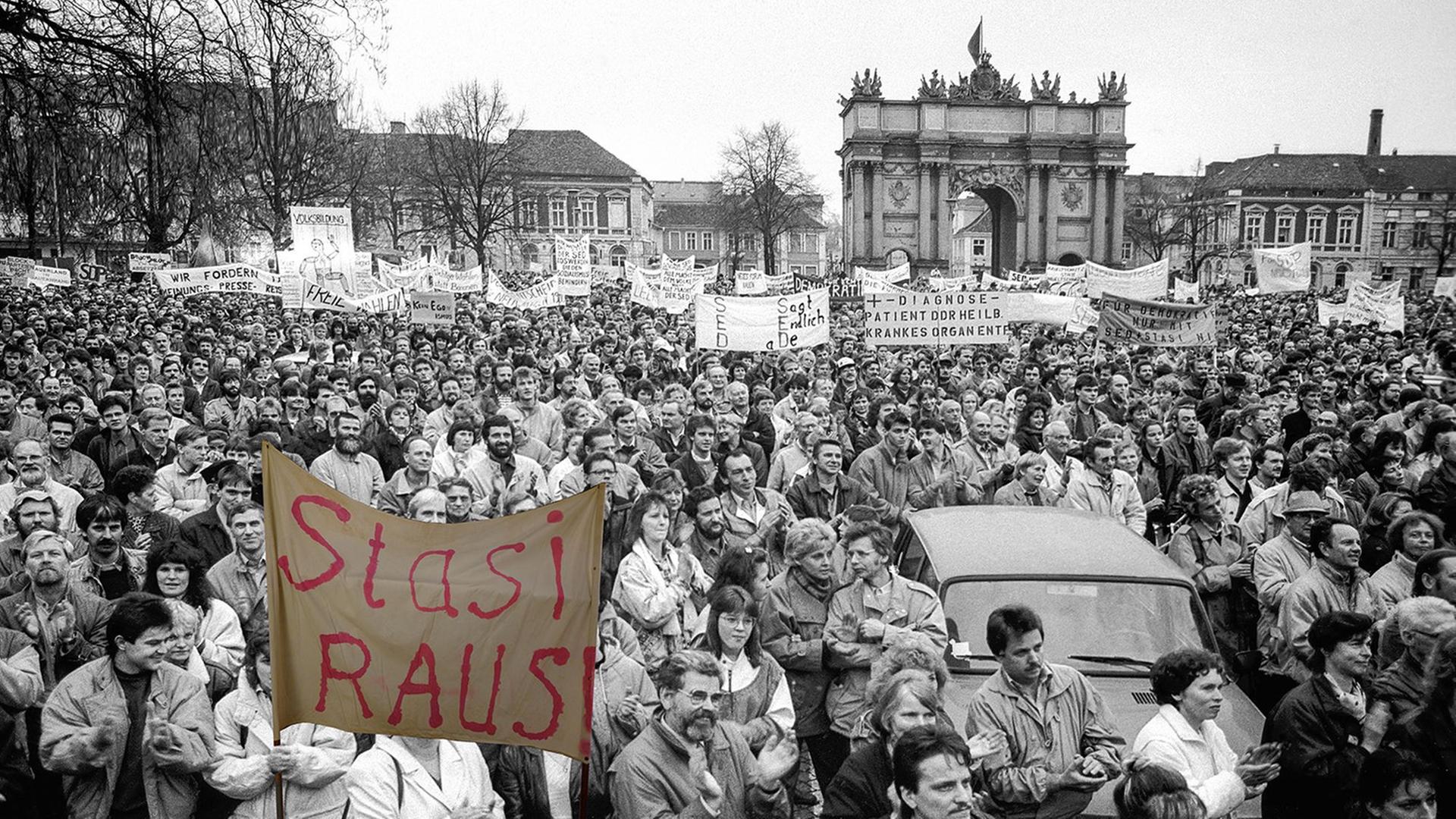 Ausstellung in Potsdam - Was von der Frauenbewegung der DDR geblieben ... Ausstellung in Potsdam - Was von der Frauenbewegung der DDR geblieben ...