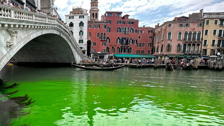 Wasser in Canal Grande in Venedig ganz grün