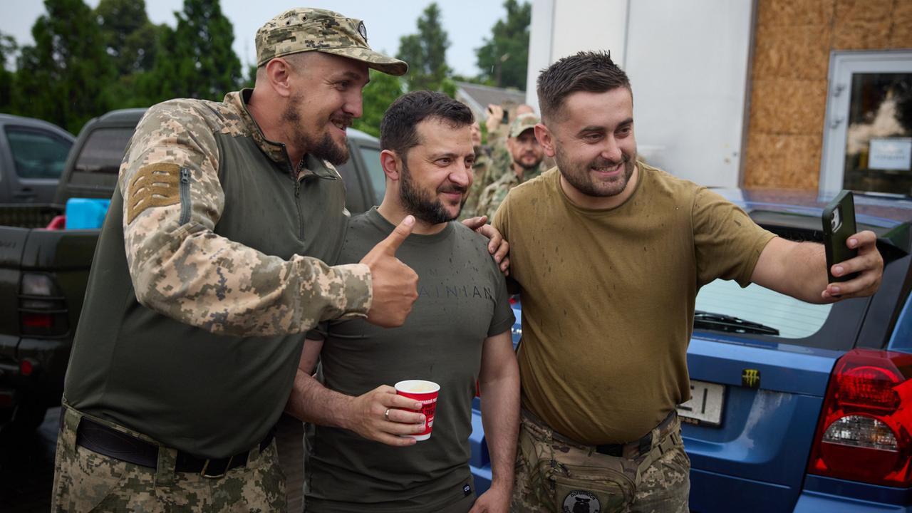 Ukraine-Krieg - Selenskyj besucht Front in Donezk
